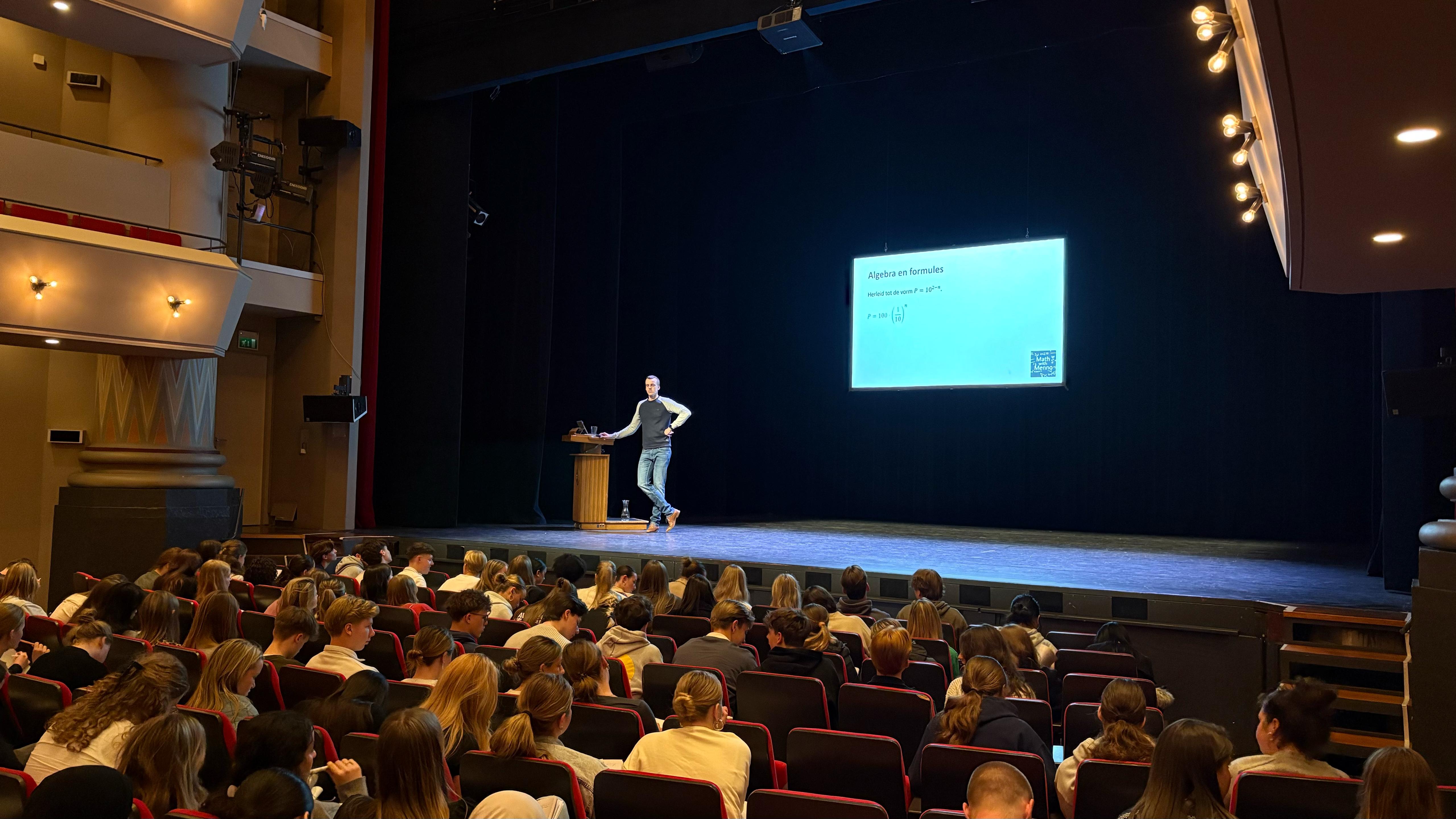 Math with Menno geeft havo-5 leerlingen wiskundetips in theater De Maagd