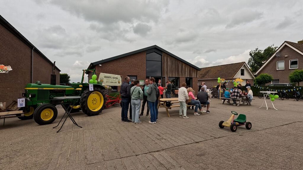 Bezoekers leren over de boerderij en genieten van lokale producten ...