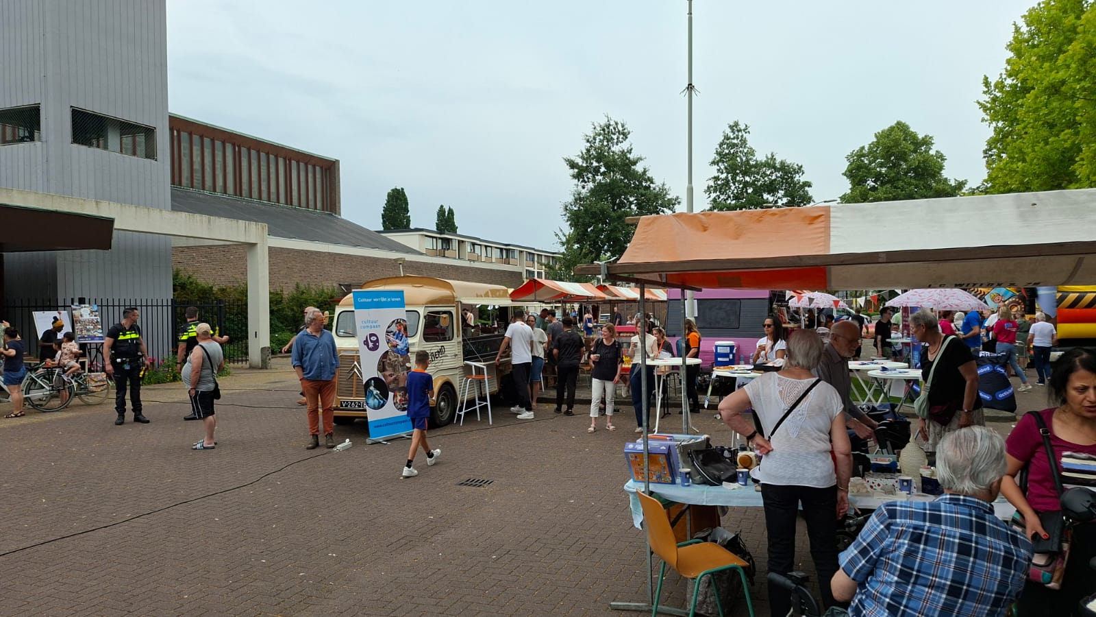 Bewoners Westrand ontmoeten elkaar bij wijkfeest: 'Er is hier ook ...