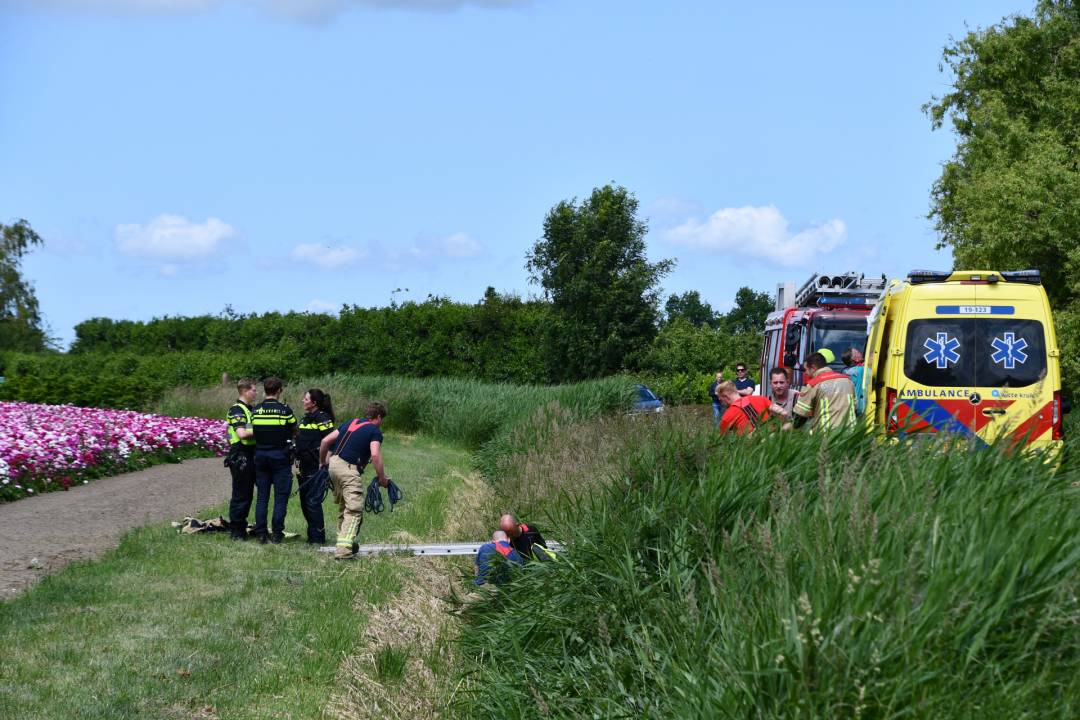 Hulpdiensten rukken uit voor scootmobiel in sloot in Tholen