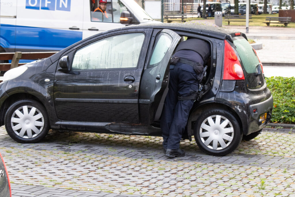 Agenten doorzoeken auto en appartement in Bergen op Zoom