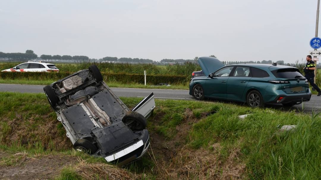 Auto op zijn kop na botsing op N286 bij Sint-Maartensdijk
