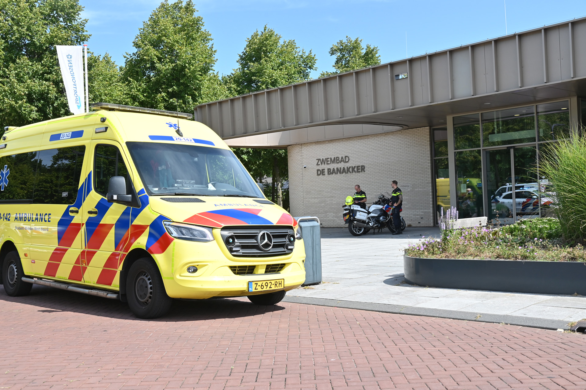 Hulpdiensten rukken massaal uit voor reanimatie bij zwembad