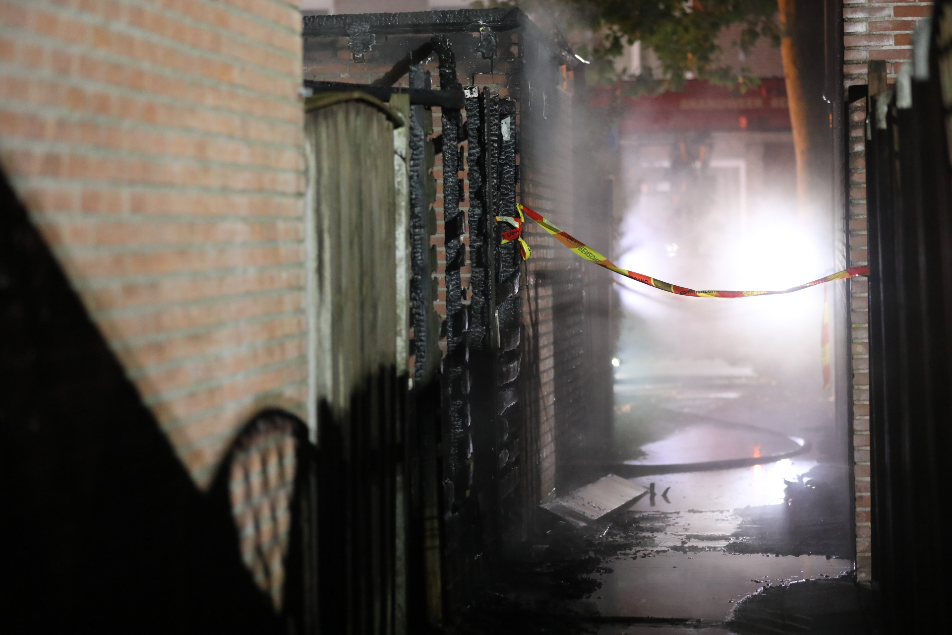 Schuur brandt volledig uit, brandweer voorkomt overslag