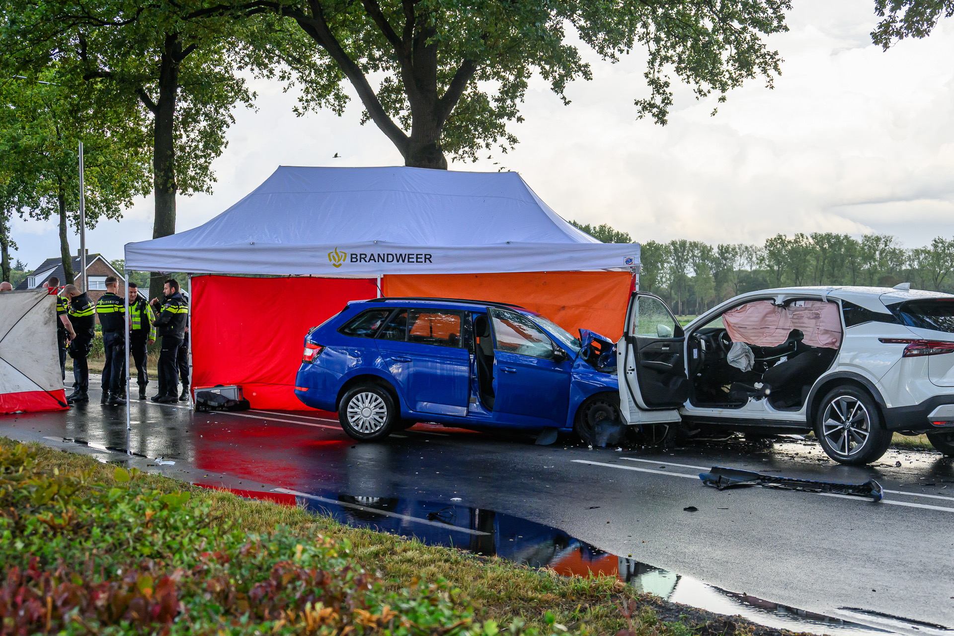 Bestuurder overleden bij frontale botsing tussen twee auto's
