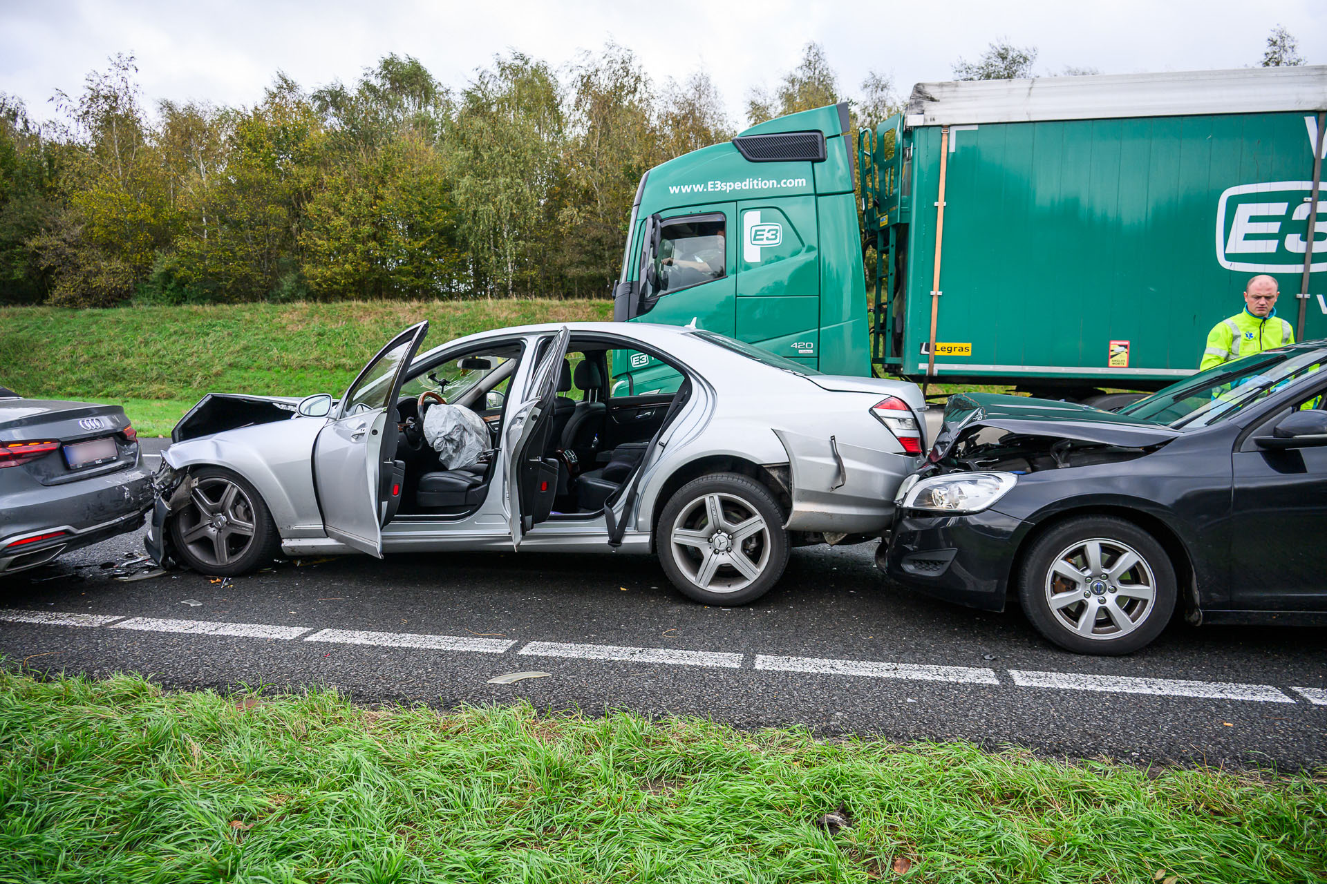 Drie auto's botsen op elkaar op de A16 met flinke file tot gevolg