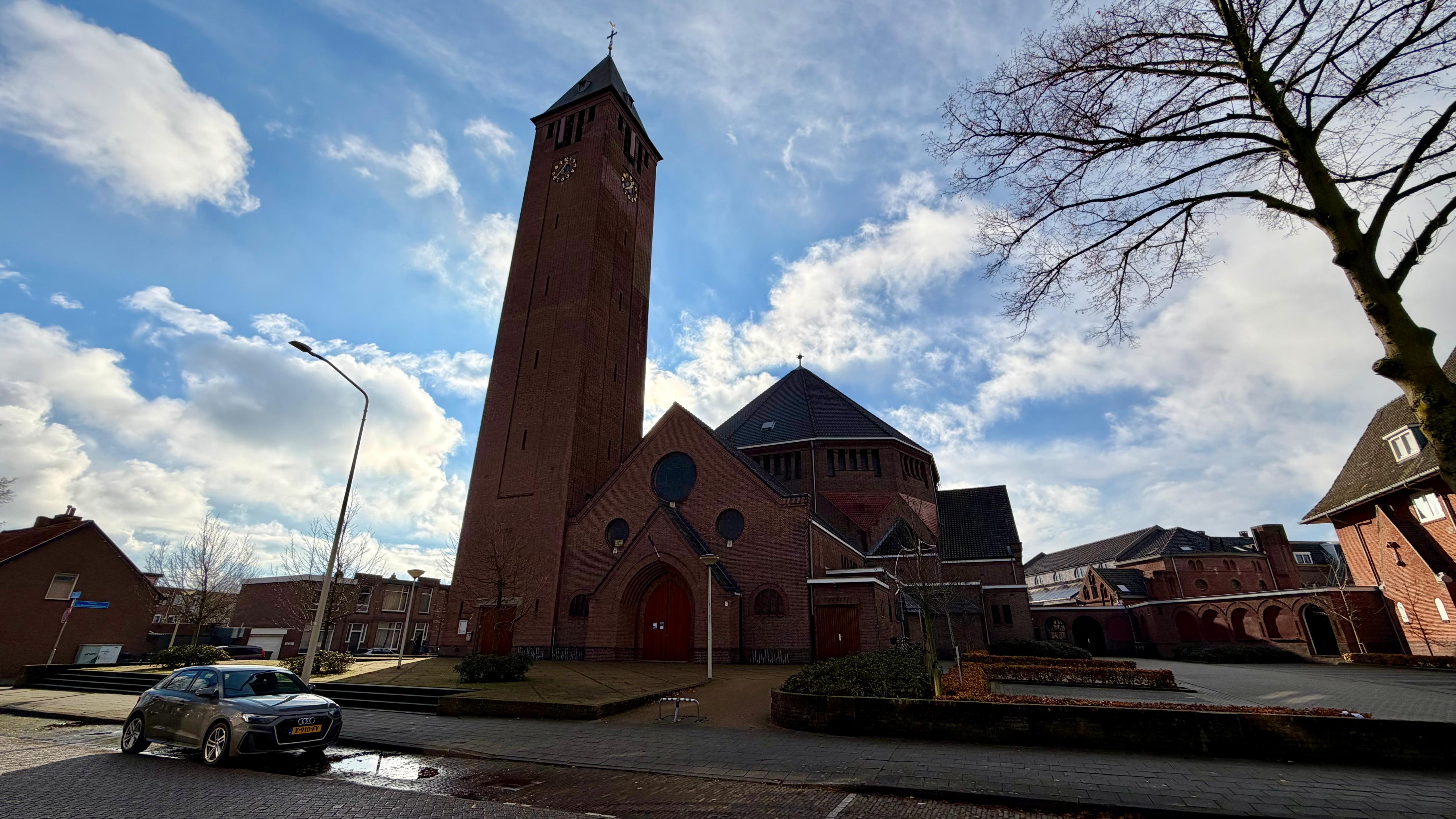Kerken kleuren rood om aandacht te vragen voor godsdienstvrijheid - VIDEO